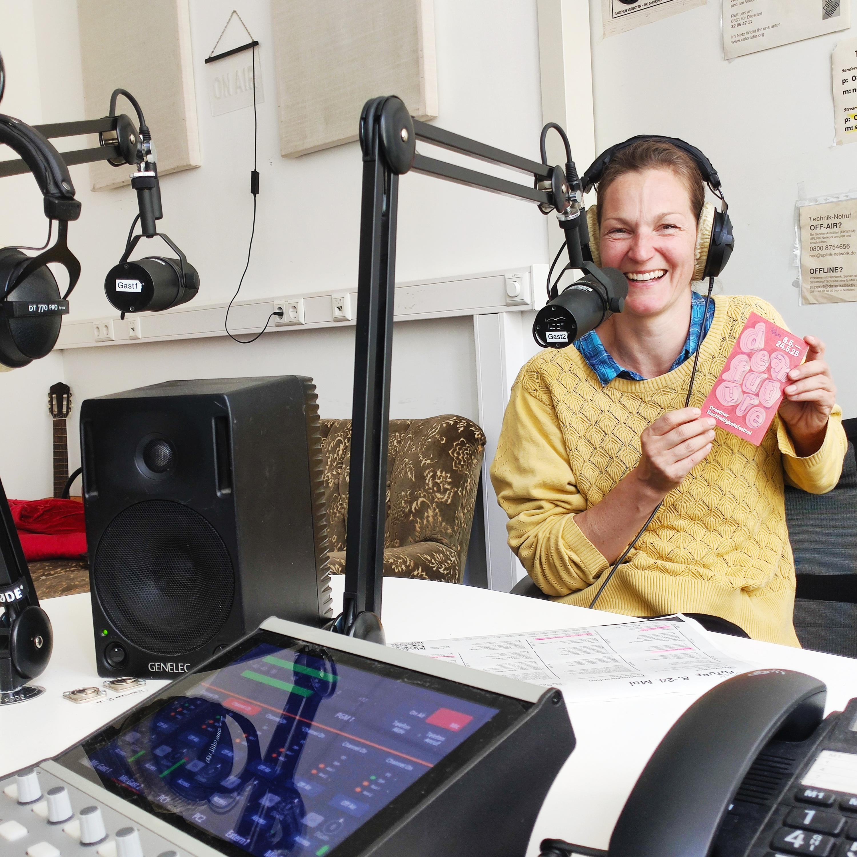 Download Jenz Steiner im Gespräch mit Siv-Ann Lippert vom Dear Future ...